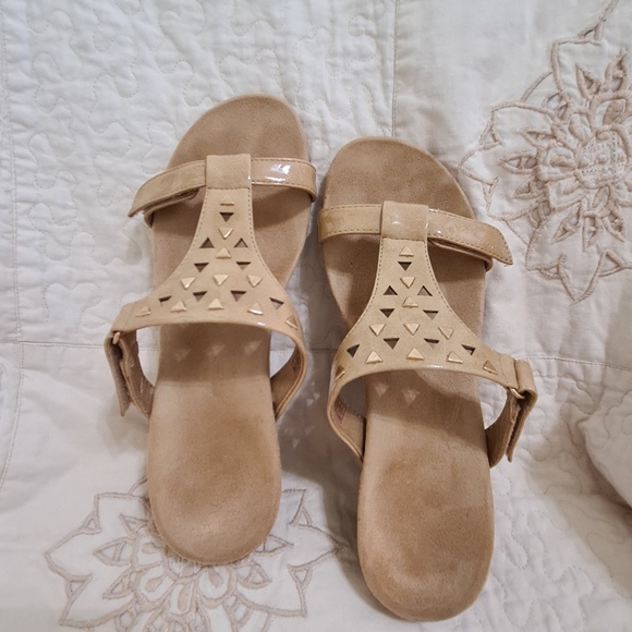 Vionic | Shoes | Vionic Maggie Tan Patent Leather T Strap Sandal 7 ...